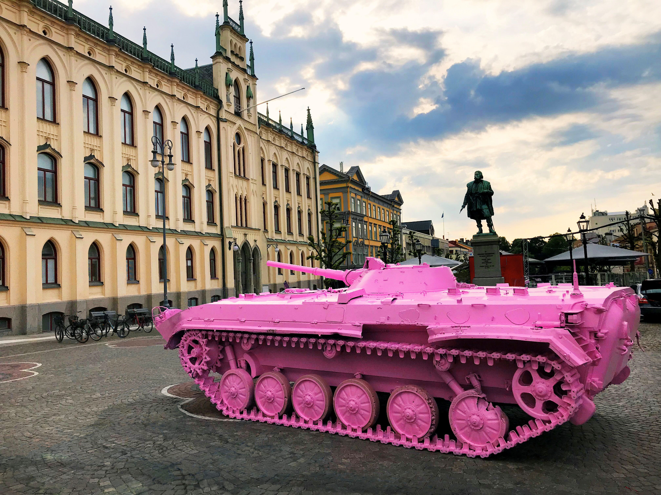Czech artist David Černý‘s pink tank aims to provoke debate on ...